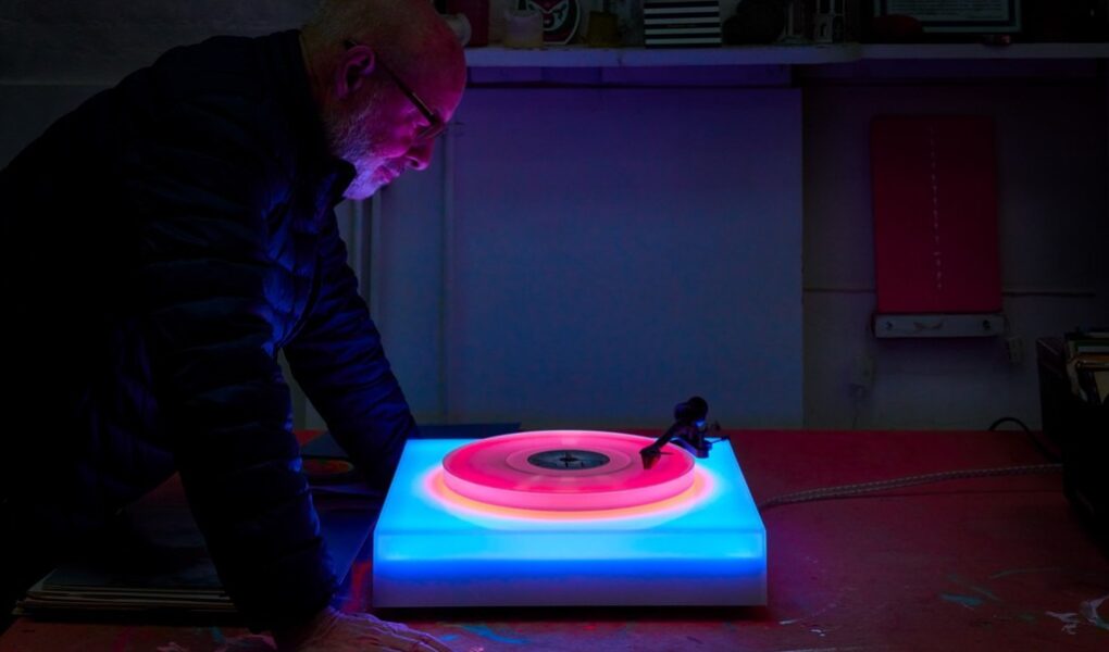 Mâm than nghệ thuật phát sáng đèn LED của Brian Eno - Chỉ 50 bản trên ...