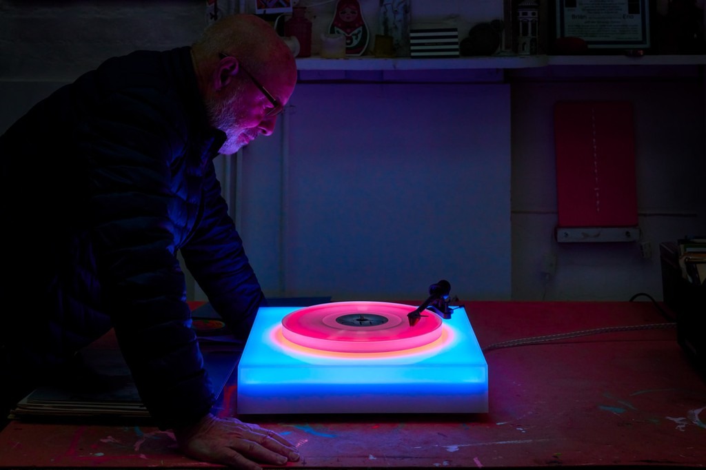 Mâm than nghệ thuật phát sáng đèn LED của Brian Eno - Chỉ 50 bản trên ...